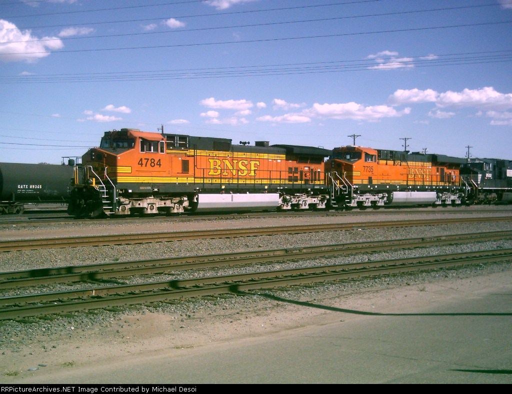 BNSF 4784 heads a westbound out of Belen